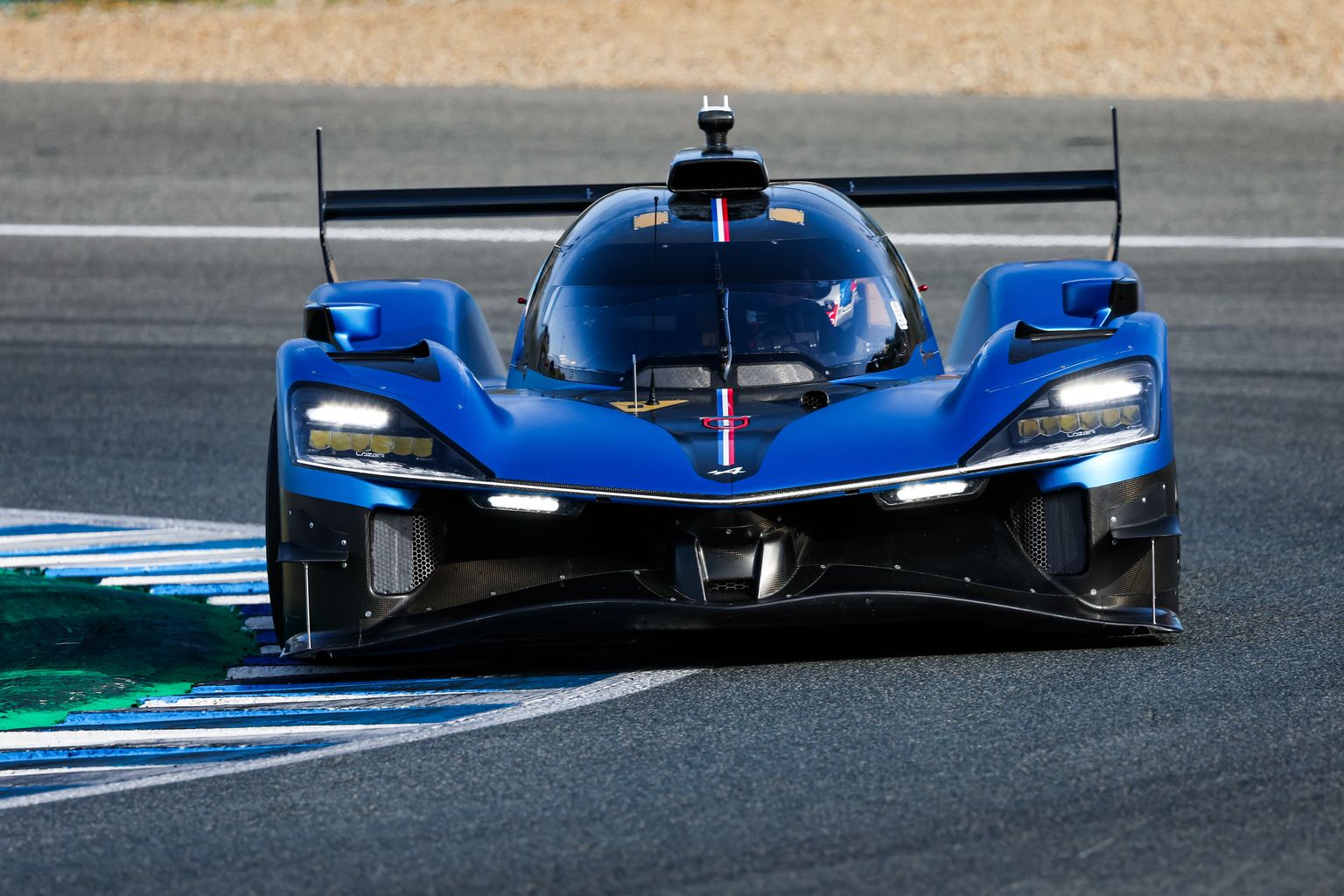 Alpine A424 nouveaux tests et nouvelle livrée inédite - cars of the legend